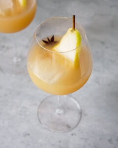 Spiced Chai Pear Spritz Recipe (Fall Bubbly Cocktail) - Very Obsessed